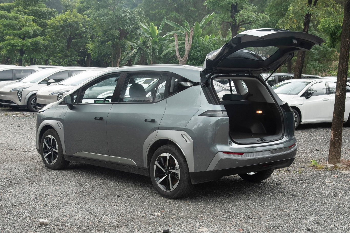 【AION YPlus 510km 510 智豪版后备厢开启45度侧拍图片-汽车图片大全】-易车