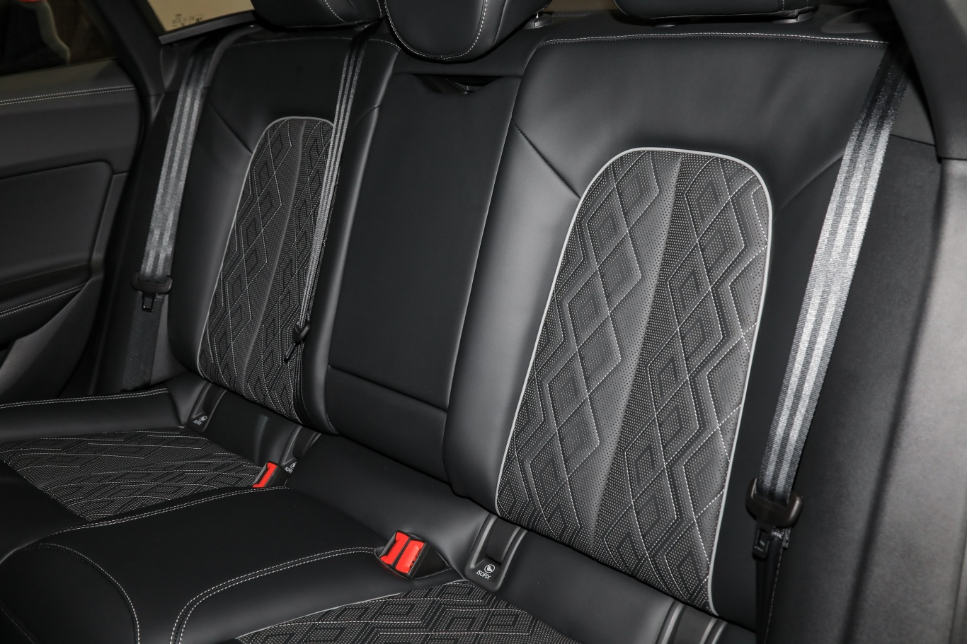 【奥迪A5L Sportback2.0T 尊享quattro型后排空间图片-汽车图片大全】-易车