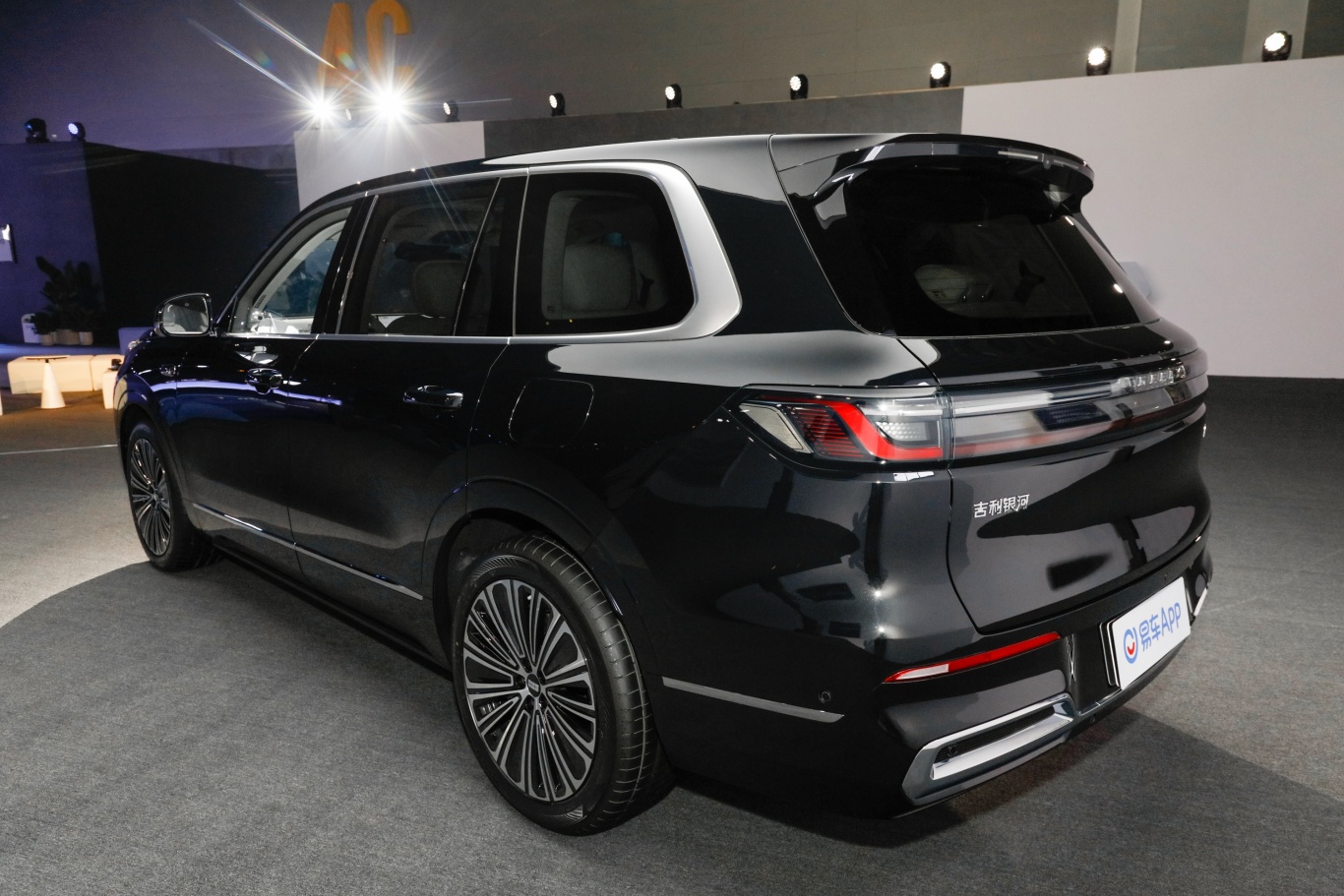 【银河M91.5T 210km 四驱领航版侧后45度车头向左水平图片-汽车图片大全】-易车