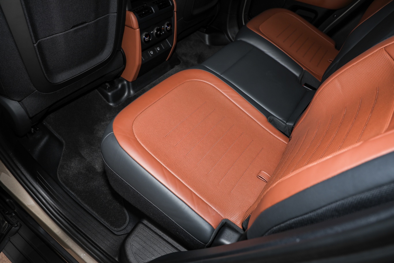 【卫士110 4.4T OCTA后排空间图片-汽车图片大全】-易车