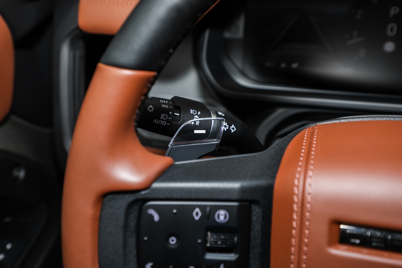 【卫士110 4.4T OCTA主驾驶位图片-汽车图片大全】-易车