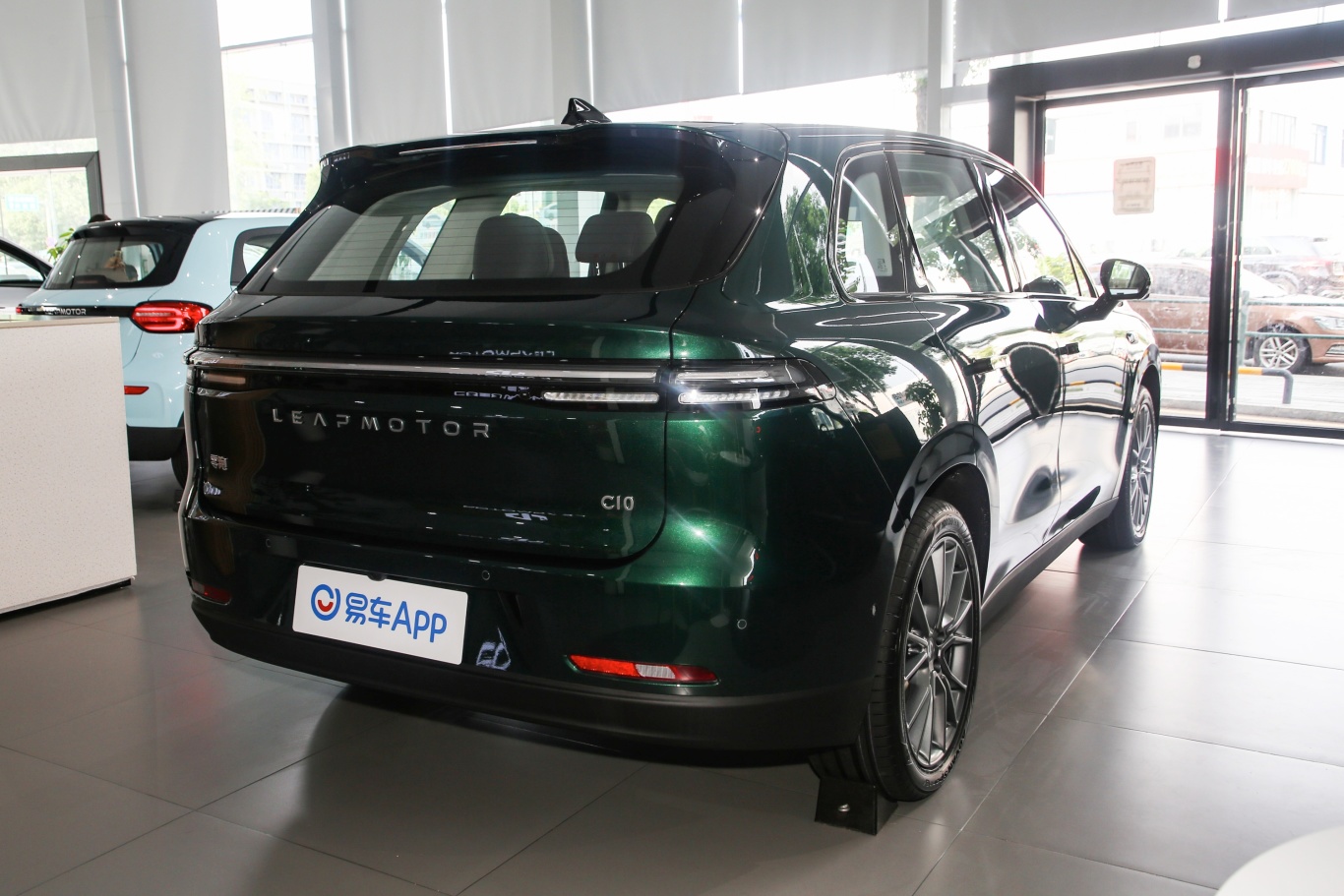 【零跑C10纯电版 605km 605悦享版侧后45度车头向右水平图片-汽车图片大全】-易车