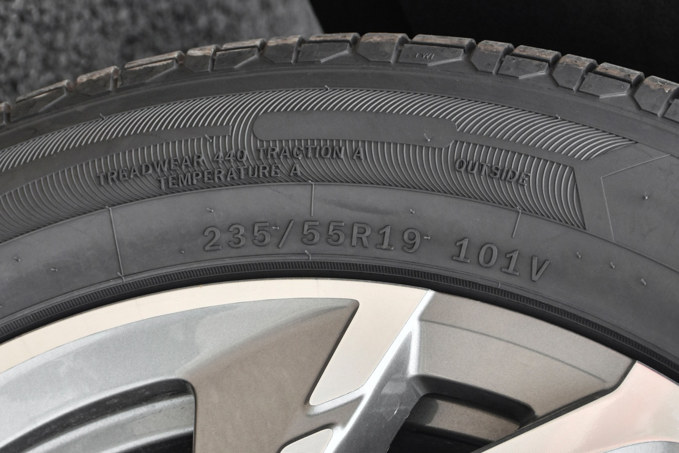 【红旗HS32.0T 自动两驱可为版前轮胎尺寸图片-汽车图片大全】-易车