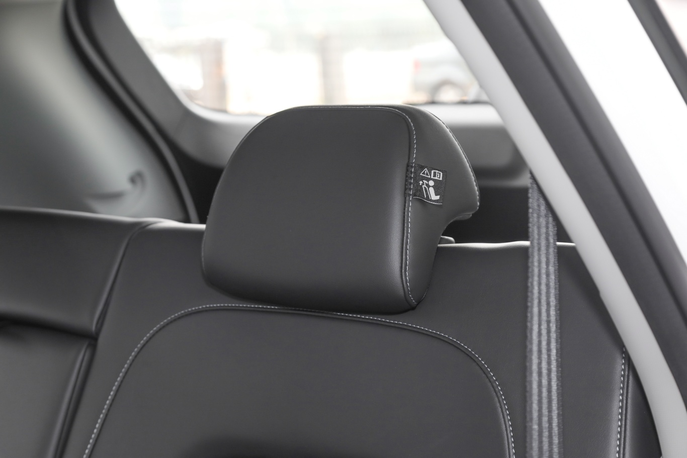 【荣威RX5改款 PLUS 330TGI 双离合领潮智惠版后排空间图片-汽车图片大全】-易车