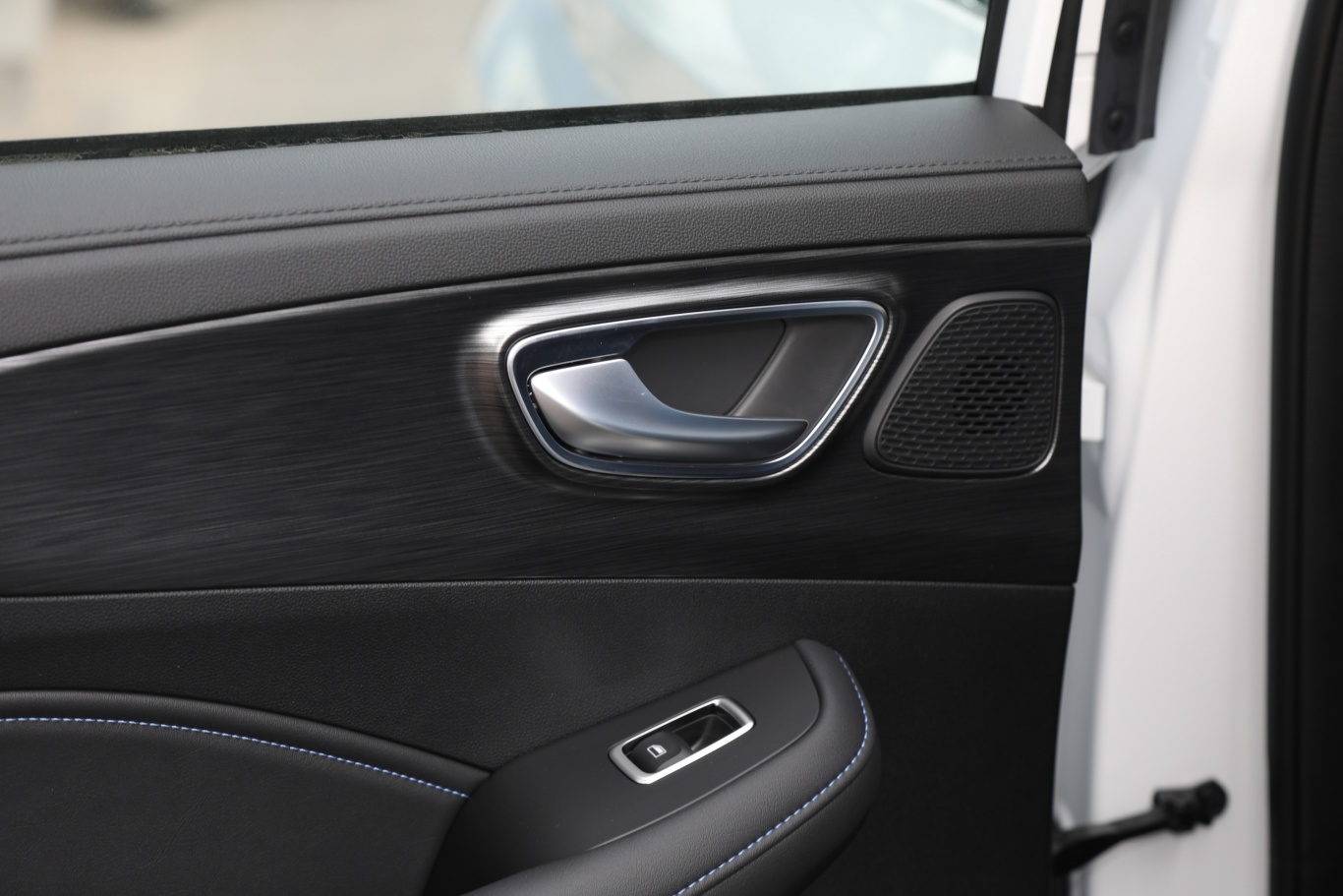 【荣威RX5改款 PLUS 330TGI 双离合领潮智惠版后排功能图片-汽车图片大全】-易车