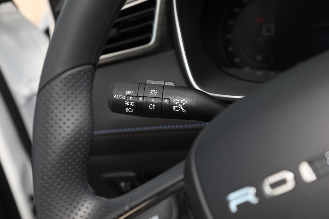 【荣威RX5改款 PLUS 330TGI 双离合领潮智惠版灯光控制区图片-汽车图片大全】-易车