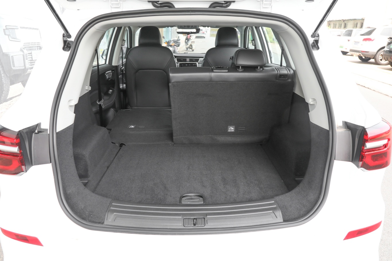 【荣威RX5改款 PLUS 330TGI 双离合领潮智惠版后备厢图片-汽车图片大全】-易车