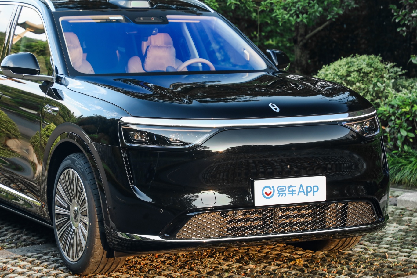 【问界M8纯电版 705km 后驱Max+ 6座前格栅侧俯拍图片-汽车图片大全】-易车