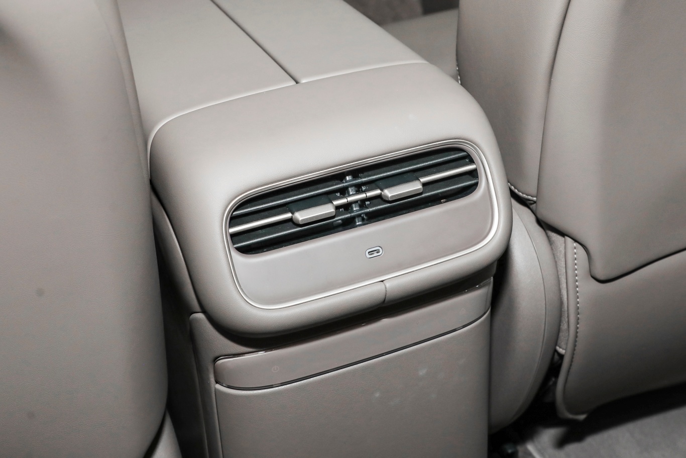 【智己LS6增程版 450km 后驱66 Max后排(第二排)出风口图片-汽车图片大全】-易车