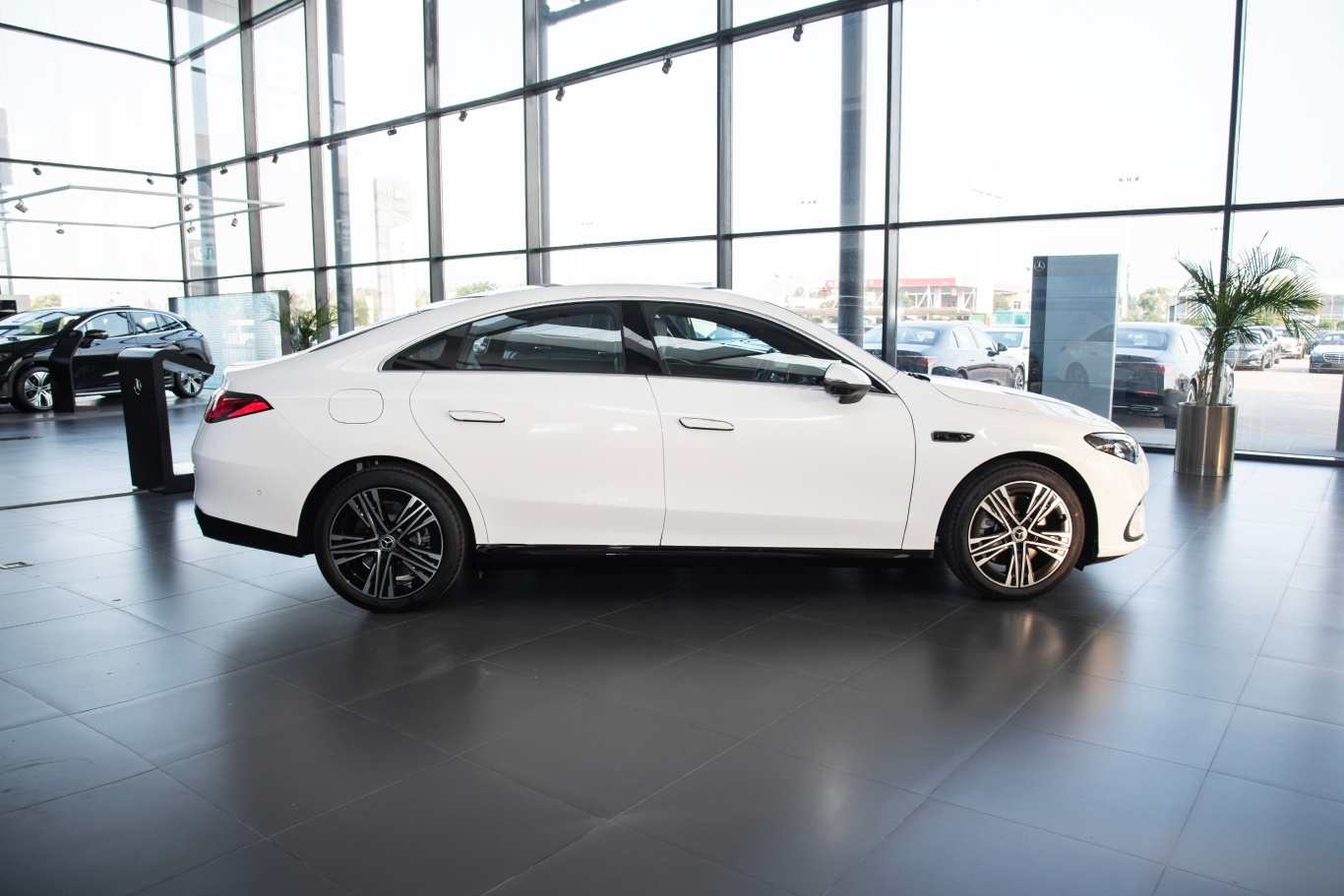 【奔驰CLA新能源CLA 300 L 超长续航领智版正侧车头向右水平图片-汽车图片大全】-易车