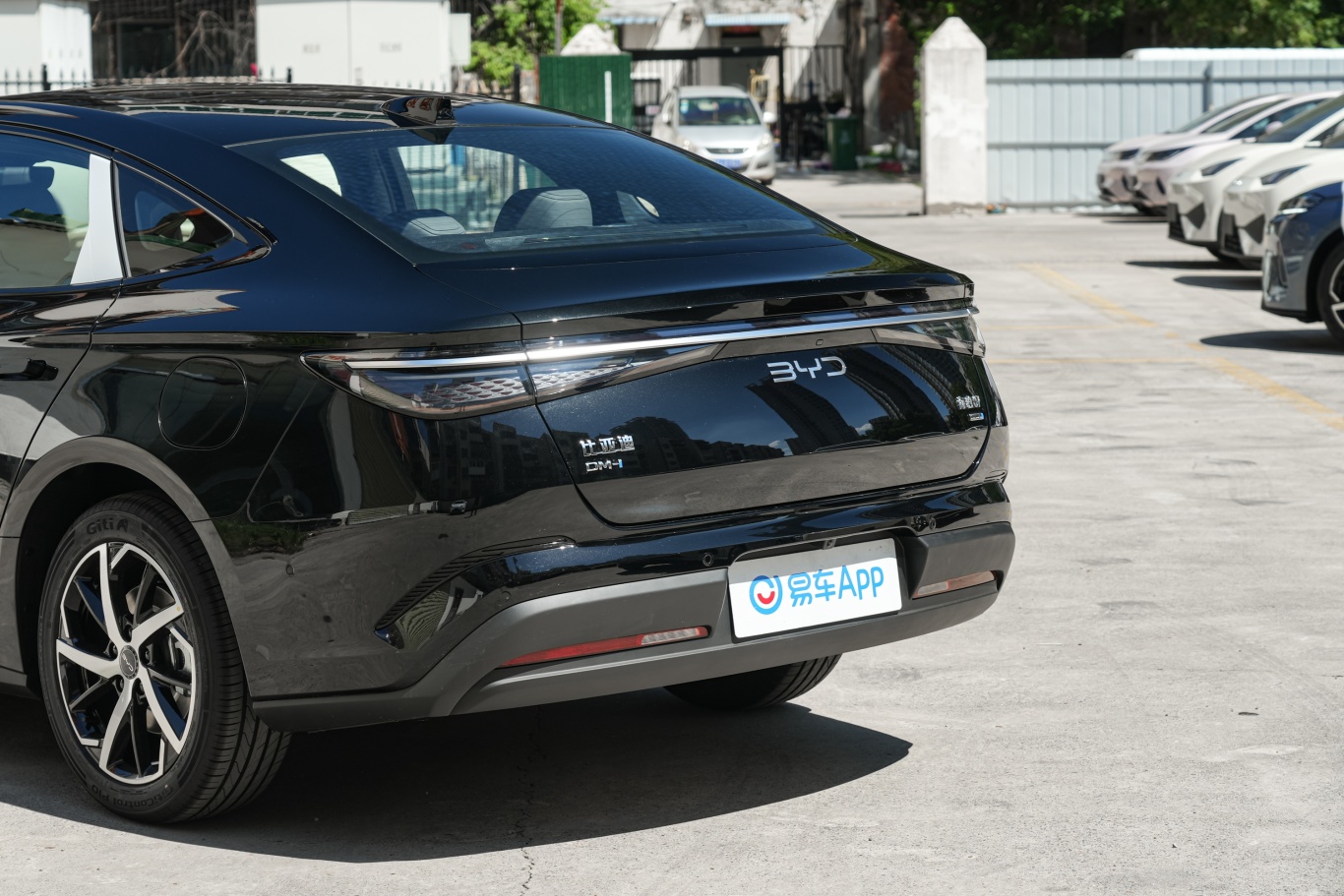 【海豹07DM-i1.5T 230km 尊荣型车尾特写图片-汽车图片大全】-易车