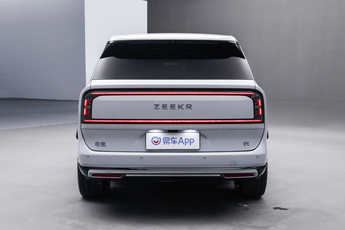 【ZEEKR 9X2.0T 300km Max版正后水平图片-汽车图片大全】-易车