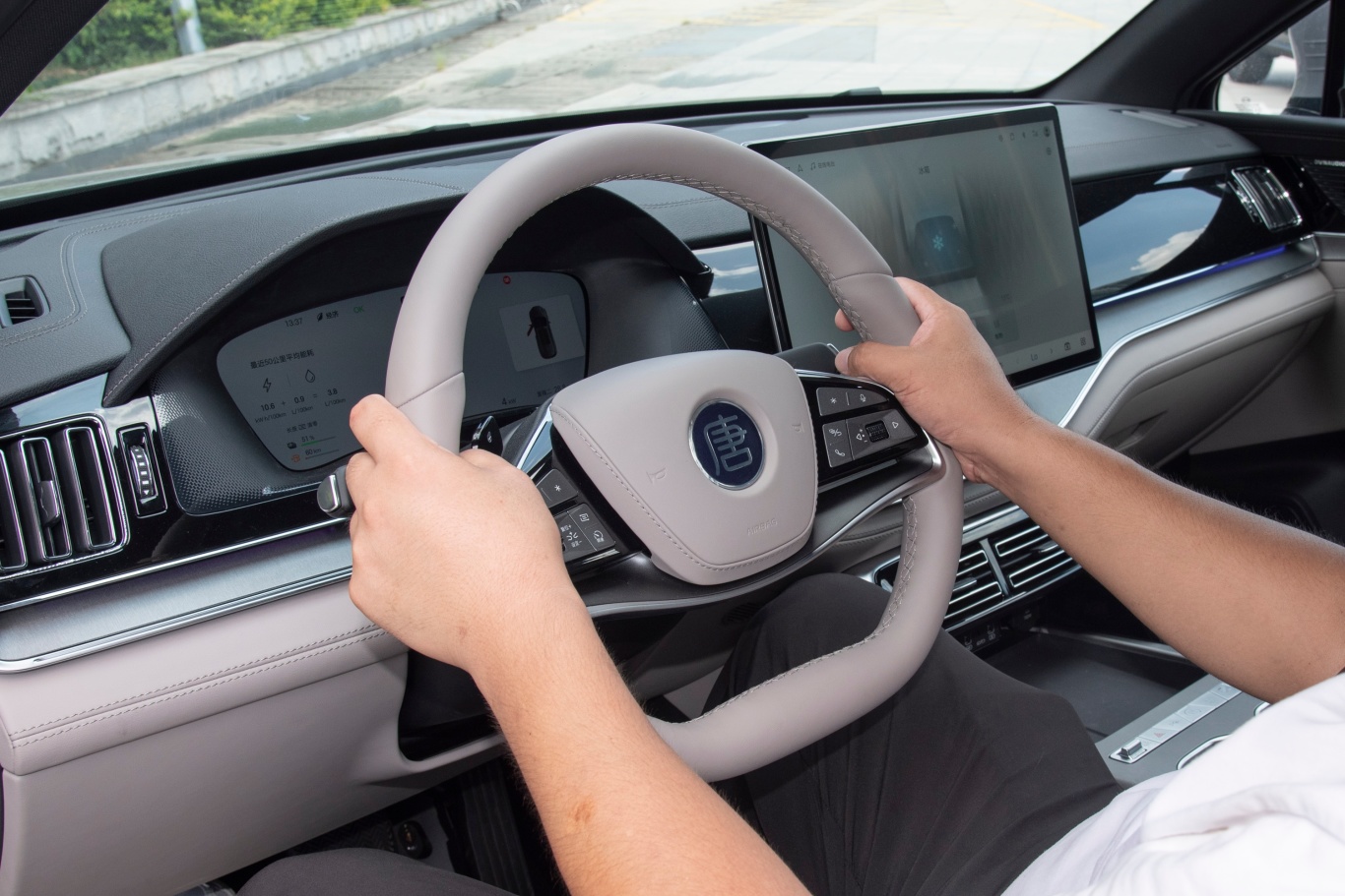 【唐DM-i 智驾版 1.5T 175km 尊荣型主驾驶位图片-汽车图片大全】-易车