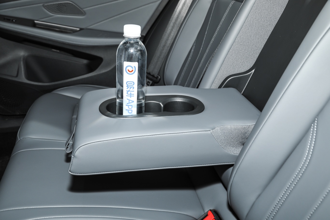 【凌渡凌渡L GTS 380TSI 凌风百万纪念版后排(第二排)杯架图片-汽车图片大全】-易车