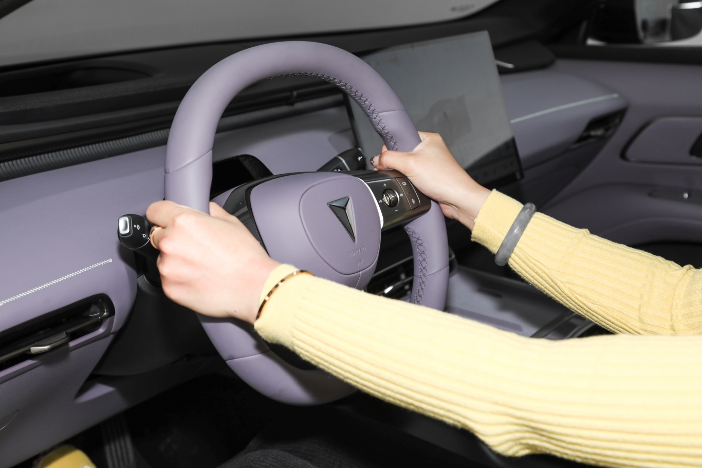 【深蓝L06纯电版 670km 标准版主驾驶位图片-汽车图片大全】-易车