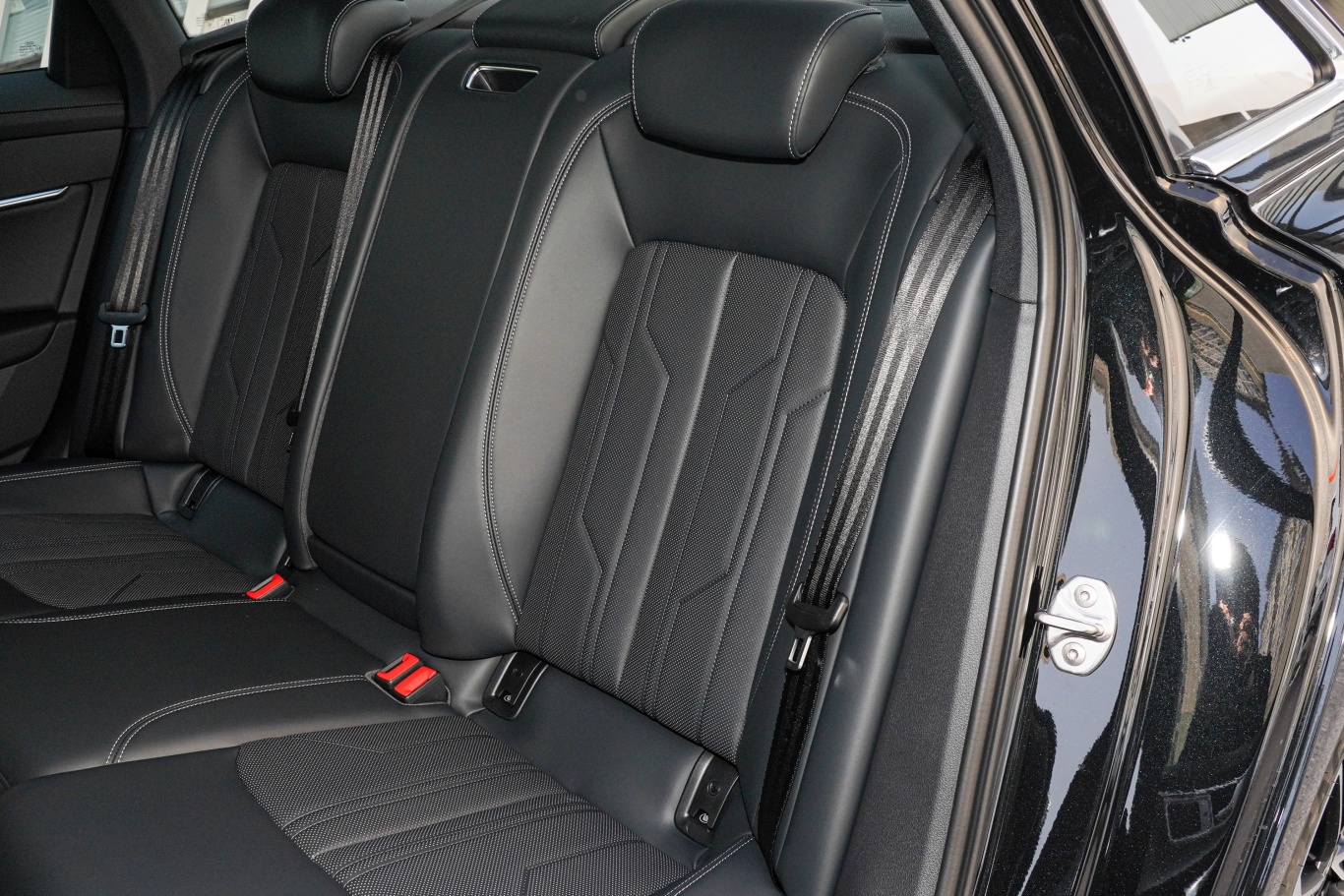 【奥迪A6L40 TFSI 豪华动感型后排空间图片-汽车图片大全】-易车