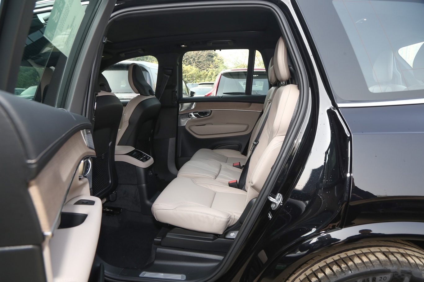 【沃尔沃XC90 插电混动2.0T 84km 智尊豪华版 7座后排空间图片-汽车图片大全】-易车